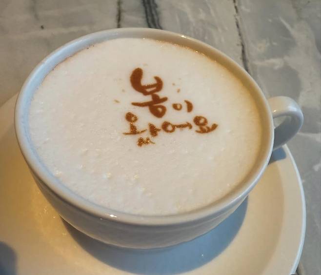 8살 연하 ️ 남편보다 더 어려 보인다고 세월 비껴간 43세 여배우 데일리룩 스타와 패션