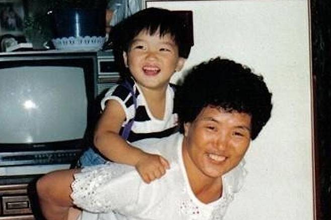 4살부터 키워준 양부모님께 60억 집 선물한 연예인 뷰티패션따라와