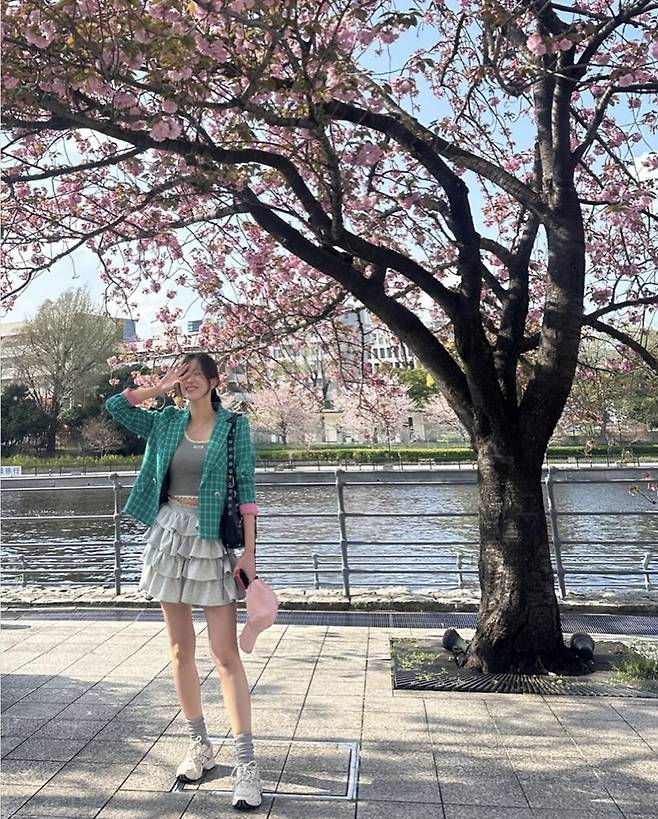 임수향 스타일은 핫한 여름 짧아도 너무 짧은 3단치마 요정미모 러블리 봄 나들이룩 뷰티는 내운명