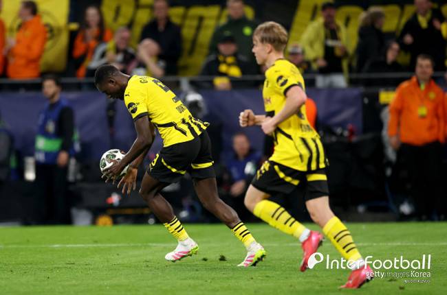 [UCL ISSUE] 탈락했는데 '이주의 선수'?...주인공은 '바르셀로나 상대 해트트릭 FW'