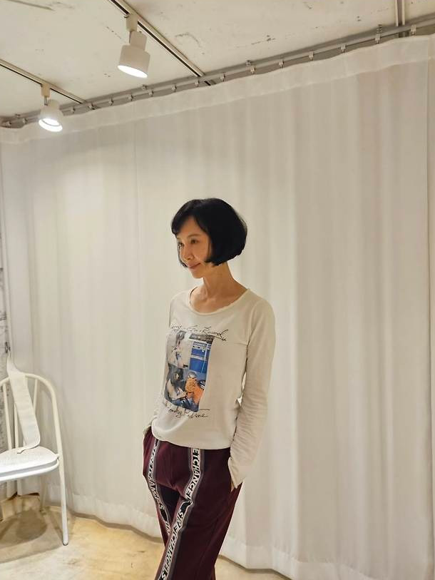 코에 크림 톡 얹던 그 광고 기억나” 매출 2위까지 끌어올린 전설의 여배우 일상룩 대본은 내운명