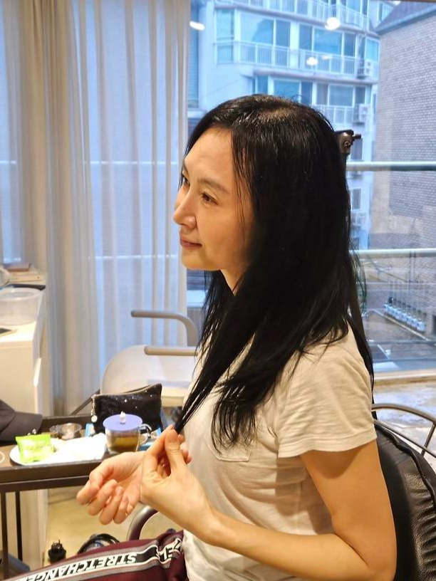 코에 크림 톡 얹던 그 광고 기억나” 매출 2위까지 끌어올린 전설의 여배우 일상룩 대본은 내운명