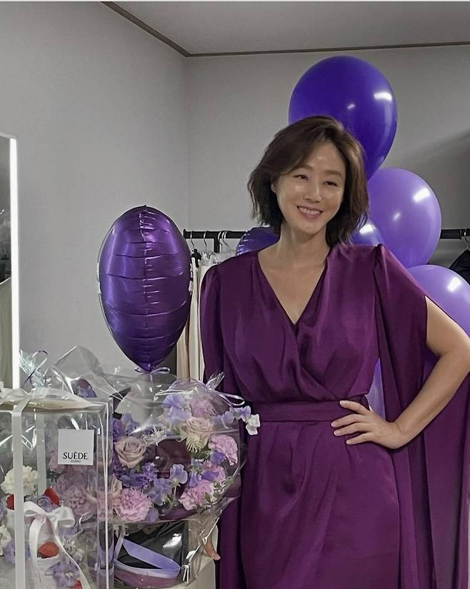 세월이 더 예쁘게 만들었다” 우아함에 시선 쏠린 58세 여배우 실크드레스룩 대본은 내운명