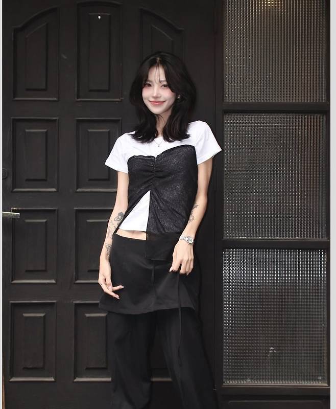 한때 96kg? 45kg 감량 후 '종이 인형'처럼 변신한 SNS 스타, 슬릿탑 데일리룩 | 스타와 패션