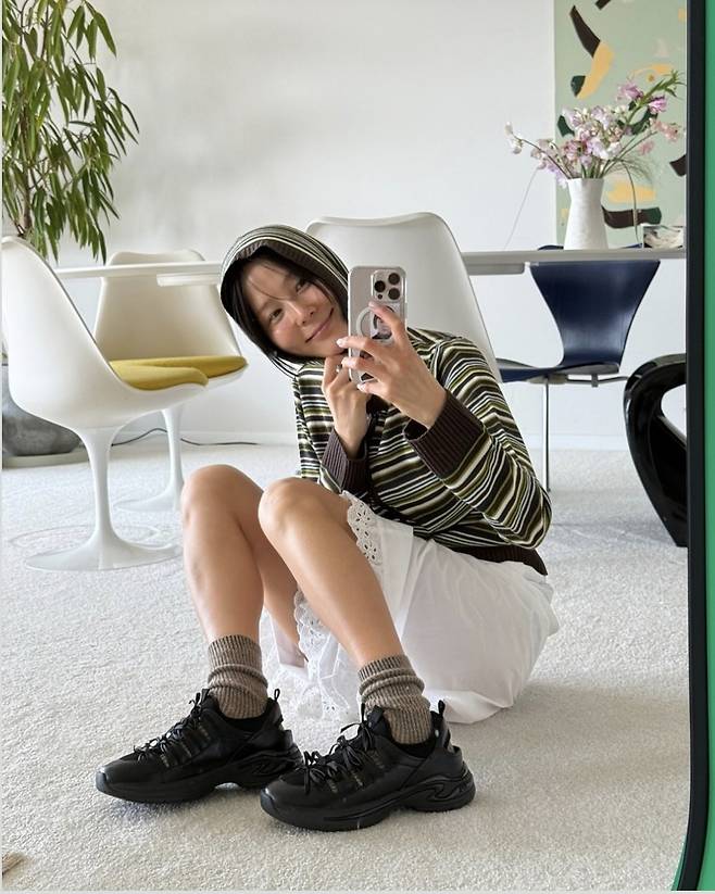 김나영 250mm 모여라 니트에 미니스커트 딱 어울린 패셔니스타 봄 나들이룩 뷰티는 내운명