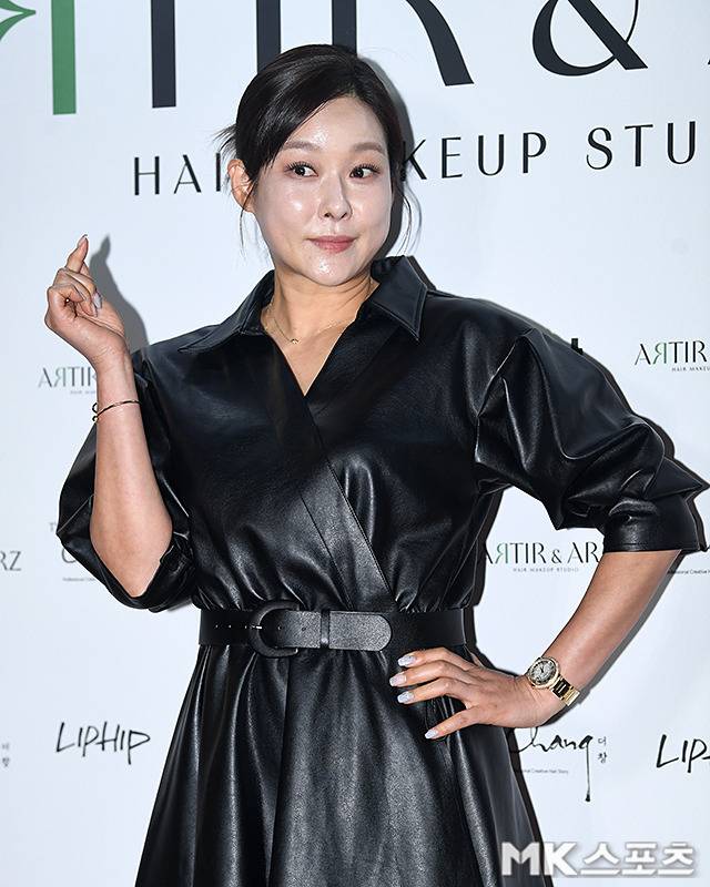 현영 코트야 원피스야 확 달라진 비주얼 48세 나이 잊은 파워우먼 레더룩 뷰티는 내운명