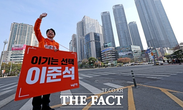 이준석 출근길 누비며 현장 유세정책 대신 소통