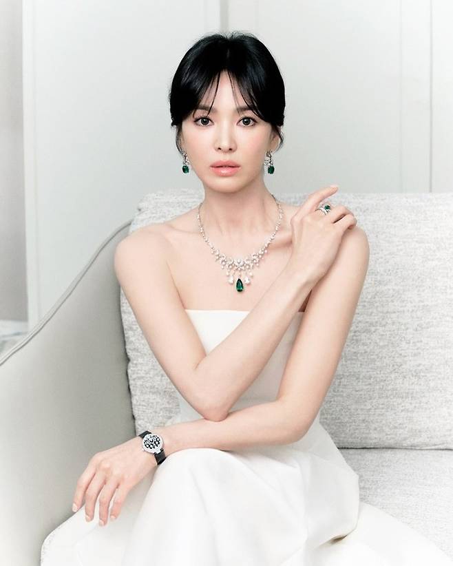 송혜교 보석처럼 빛나는 자태기품있는 우아한 오프숄더 드레스룩 패션엔