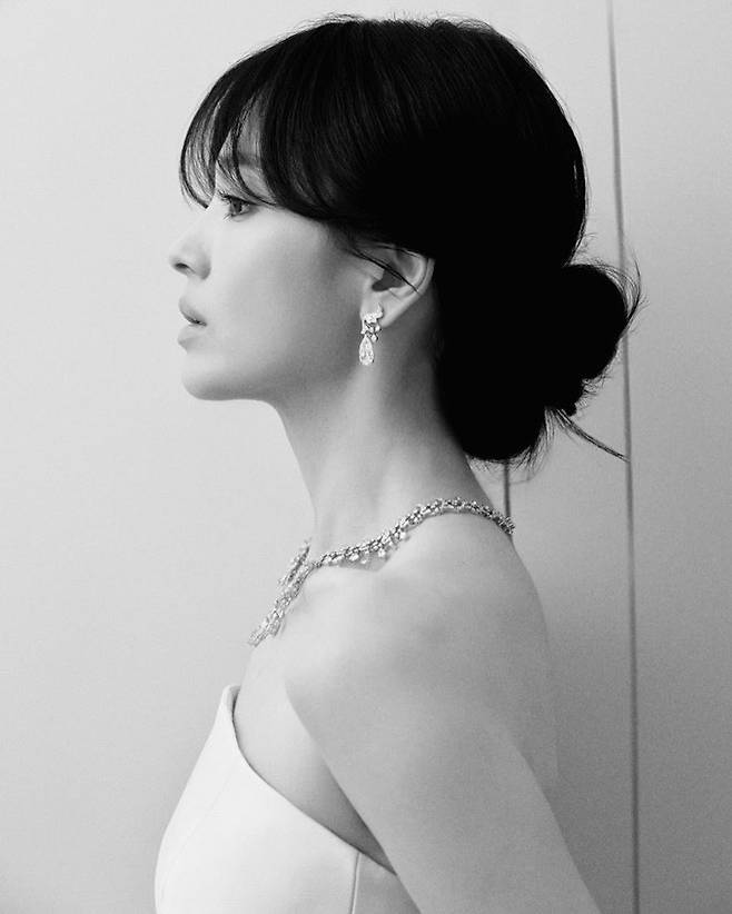 송혜교 보석처럼 빛나는 자태기품있는 우아한 오프숄더 드레스룩 패션엔