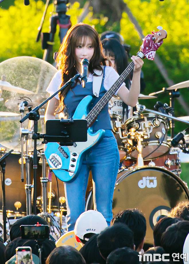 [포토] QWER 서울 버스킹 성료, 조용하지만 엄청난 인기 Oi! Oi!