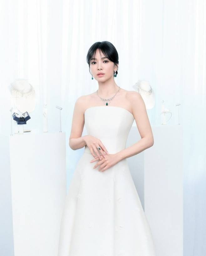 송혜교 정말 너무하네 90도 돌때마다 날렵한 여신미모 눈부신 튜브탑 드레스룩 뷰티는 내운명