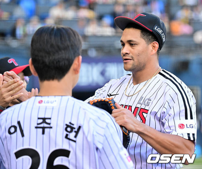'아뿔싸' LG 외인 에이스, 77구 자진 강판...전완근 피로 호소 "병원 검진은 계획 없다"