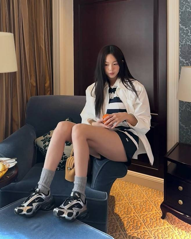 20대인 줄 알았는데 32세” 168cm·49kg 9등신 동안 여배우의 데일리룩 대본은 내운명