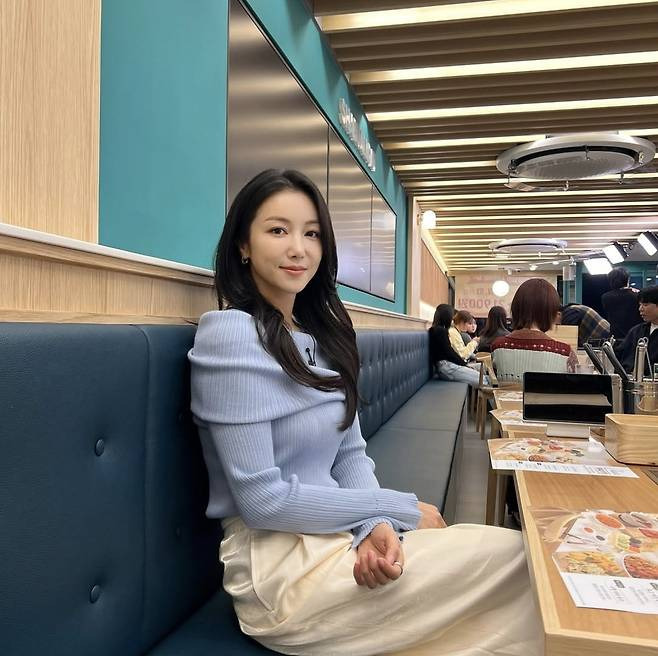 장난 삼아 올렸다가 1등” 3만 명 중 1위로 뽑힌 여배우 오프숄더룩 대본은 내운명