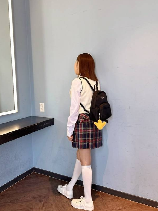 볼살로 성형 의혹까지 받았다고” 실물 미모로 증명한 여배우 미니스커트 프레피룩 대본은 내운명