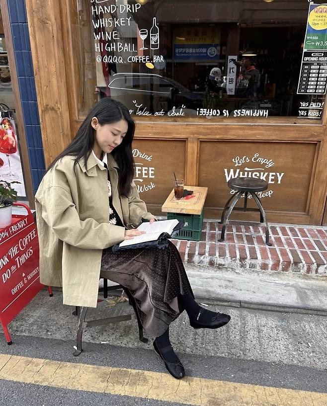 겉모습만 보고 판단 금지 단아한 외모에 숨겨진 실없는 장난 즐기는 여배우 롱스커트룩 대본은 내운명
