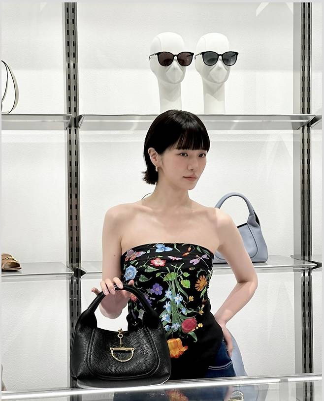 너무 하얗고 예뻐 난리 스카프 딸랑 묶어 탑으로 무한변주 8등신 여배우 데님 팬츠룩 뷰티는 내운명