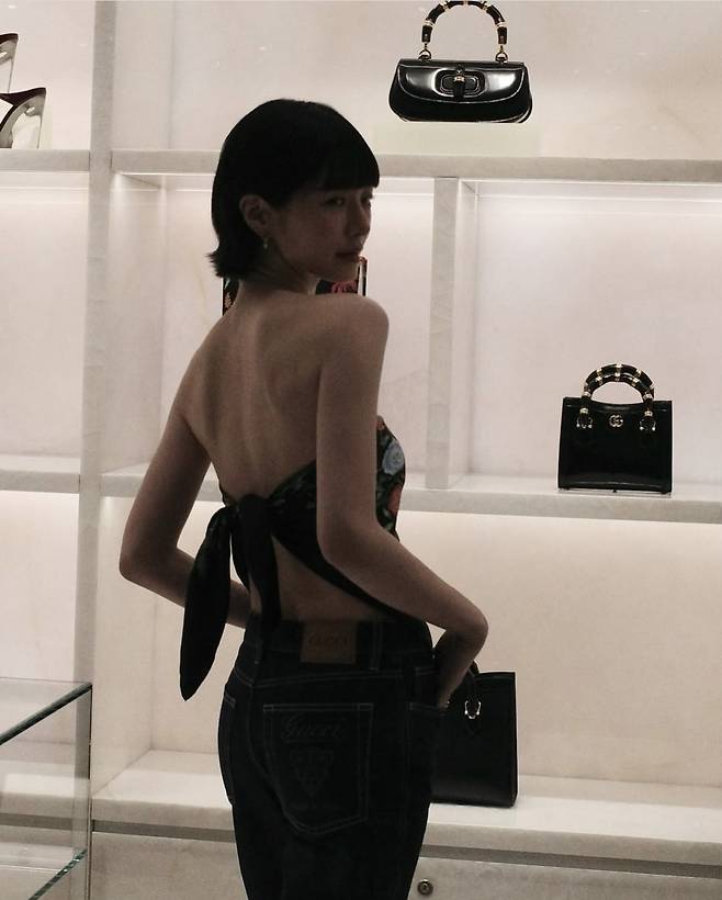 너무 하얗고 예뻐 난리 스카프 딸랑 묶어 탑으로 무한변주 8등신 여배우 데님 팬츠룩 뷰티는 내운명
