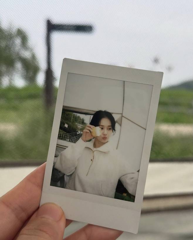 6살 연하 남편에 먼저 고백 44세 안 믿기는 최강동안 여배우 봄 나들이룩 뷰티는 내운명