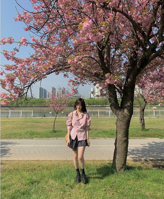 왜 아이돌 안했어 8등신 마네킹 비율로 난리 미모의 여가수 봄 나들이 미니스커트룩 뷰티는 내운명