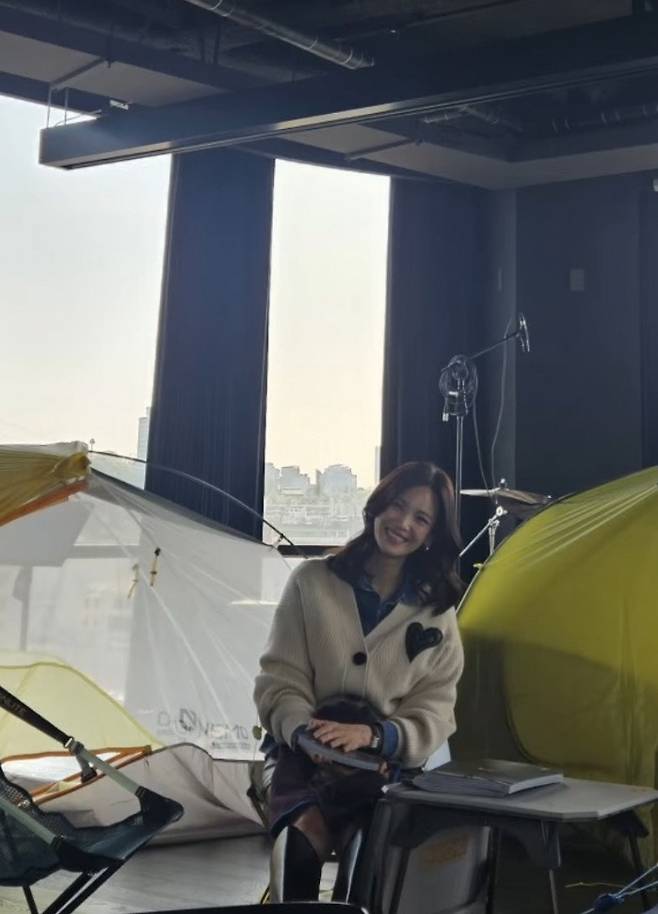 한동안 잊혔지만… 15년 만에 돌아온 170cm 46세 돌싱맘 여배우, 원피스룩 | 스타와 패션