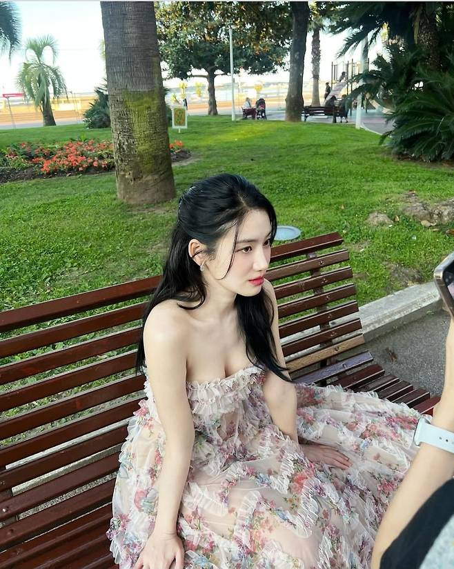 프랑스가 발칵 과감한 각선美 여신 자태 난리난 여배우 우아한 시스루 시폰 드레스룩 뷰티는 내운명