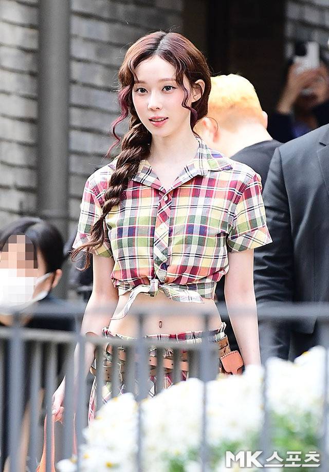 이름값 제대로 하얗고 사랑스러운 미모 터진 여가수 셋업룩 대본은 내운명