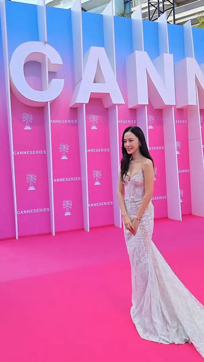 홍수현 프랑스 홀린 시스루 여신 눈부신 코르셋 드레스룩 뷰티는 내운명