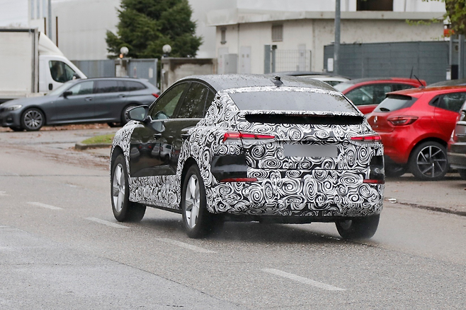 “제네시스 GV60/BMW iX1 나와” 아우디 Q4 스포트백 e-트론 페이스리프트 포착! | 카텍