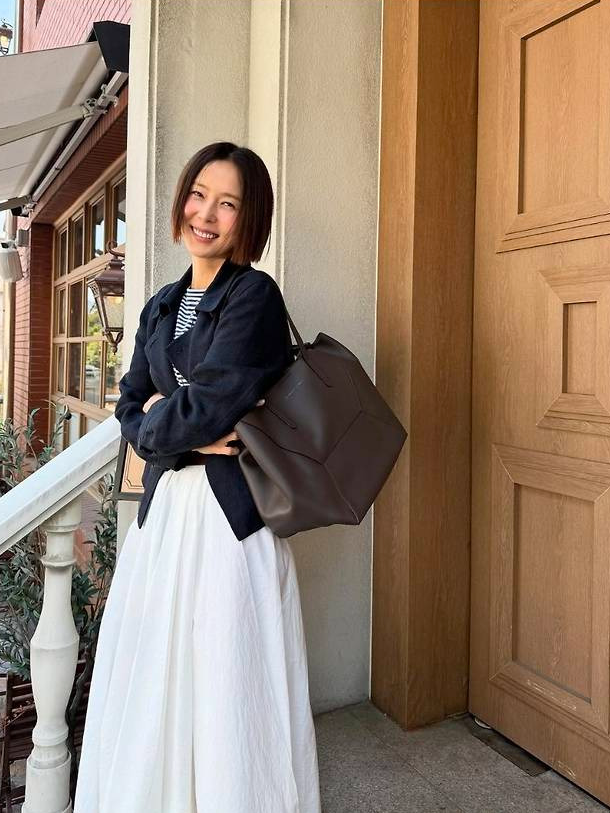 누가 아이 엄마라 하겠어” 프렌치 무드 제대로 살린 방송인 내추럴 캐주얼룩 대본은 내운명
