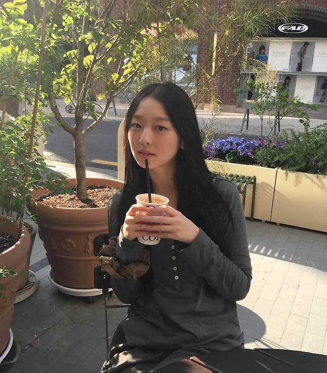 17살에 사업 실패한 부모님 빚 갚아드리고 새집까지 마련해 준 효녀 여배우 데일리룩 스타와 패션