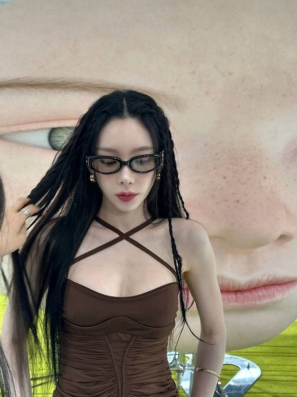 데뷔한 지 한참인데 더 뜬다고” 팬덤 몰리는 여가수 드레스룩 대본은 내운명