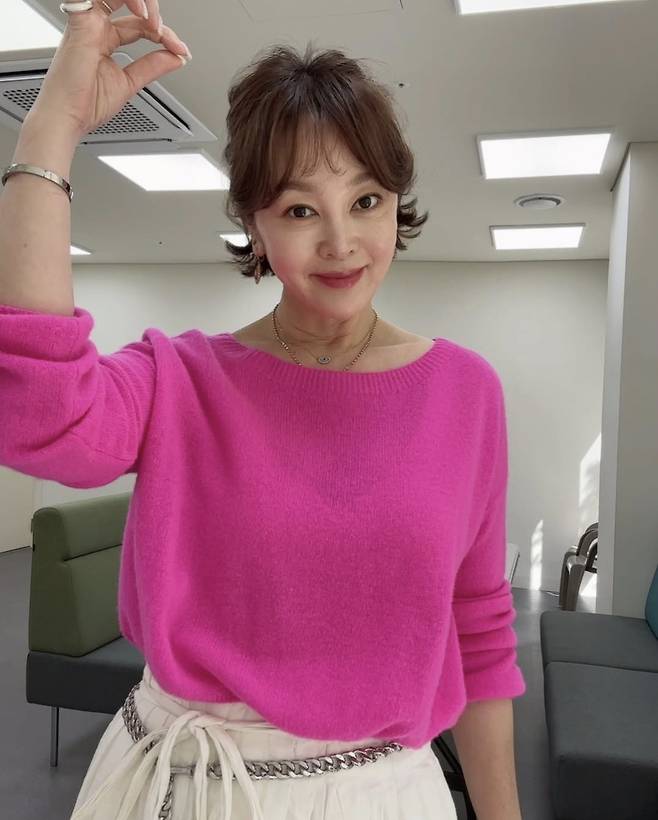 이승연 50대 파워 동안 생기 넘친 동안미모 비비드 롱스커트룩 뷰티는 내운명