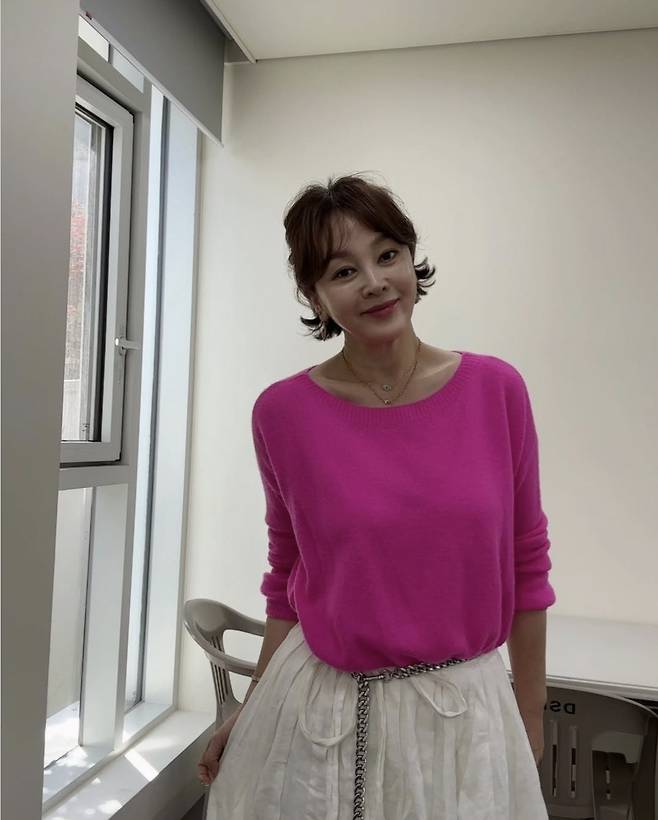 이승연 50대 파워 동안 생기 넘친 동안미모 비비드 롱스커트룩 뷰티는 내운명