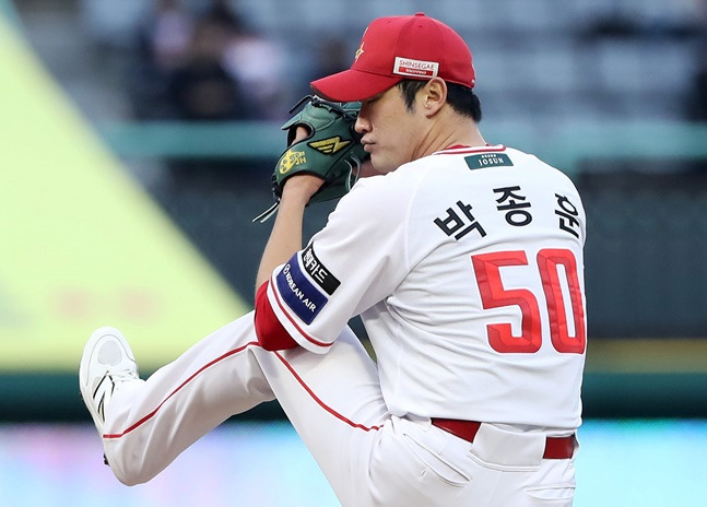 '19이닝 18볼넷→ERA 7.11' SSG 잠수함 끝내 1군 말소, 열흘 지나도 바로 못 올라온다 [부산 현장]