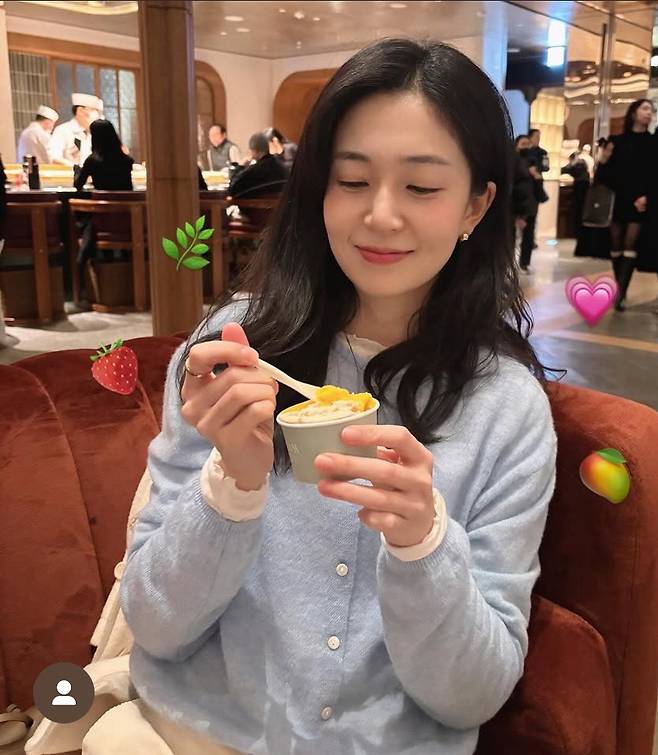 이렇게 예쁜데 왜 더 주목 못 받을까 조용히 빛나는 35세 여배우 블랙 드레스룩 스타와 패션