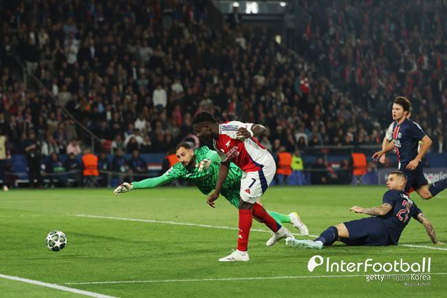 [UCL ISSUE] 빈 골대에 '뻥'…아스널 팬들 뒷목 잡게 한 '빅찬스 미스'