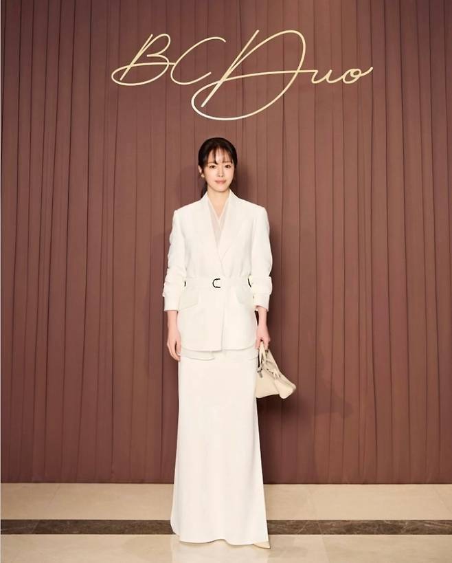 학생이 먼저 고교 졸업까지 광고만 한 여배우 롱스커트 슈트룩 대본은 내운명