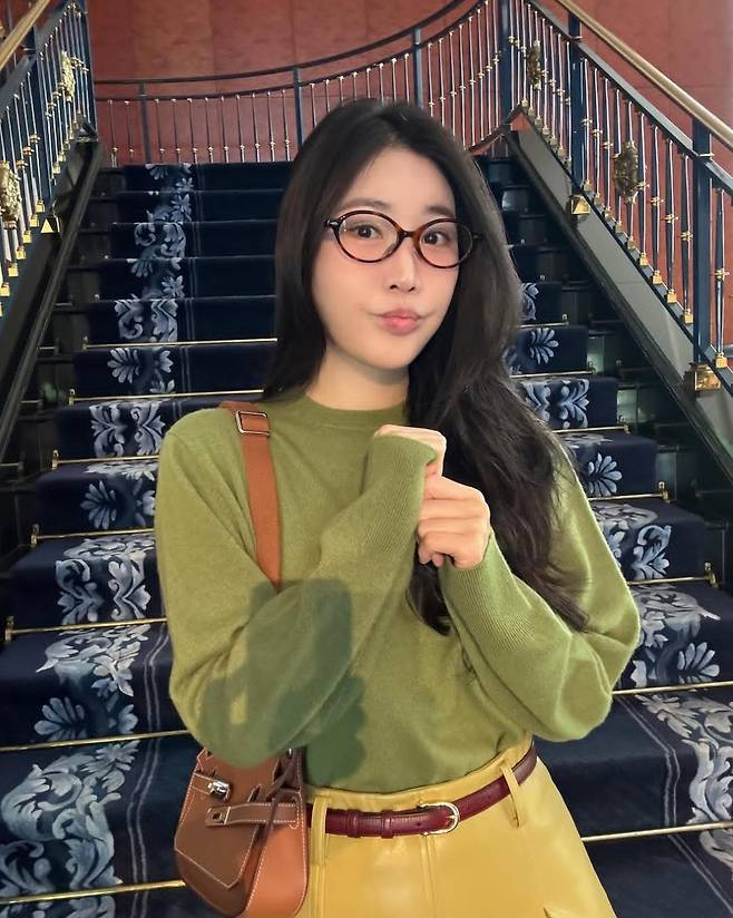 3년차 새댁 이렇게 예뻤어 초록색 니트가 잘어울려 놀랍다는 여가수 플리츠 롱스커트룩 뷰티는 내운명