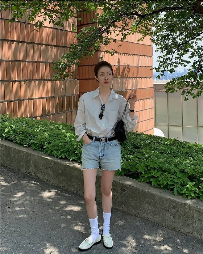 하얗고 예쁘다더니 키까지 큰 170cm 팔방미인 여배우 청순 데님 쇼츠 여친룩 뷰티는 내운명
