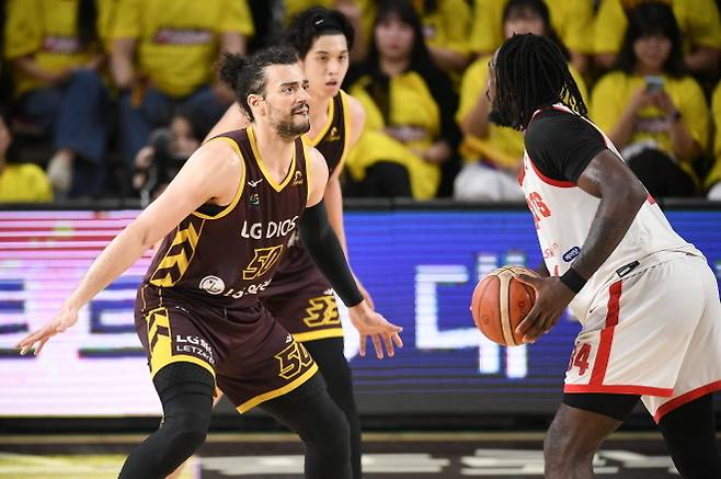 1~3차전 싹쓸이! 첫 챔피언 등극까지 1승 남았다... LG, 3차전 SK에 80-63 완승···‘마레이·타마요 변함없이 맹활약’ [MK창원]