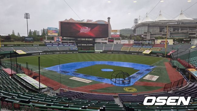 ‘비 내리는 SSG랜더스필드’ KIA-SSG전 우천 취소되면, 10일 더블헤더 열린다