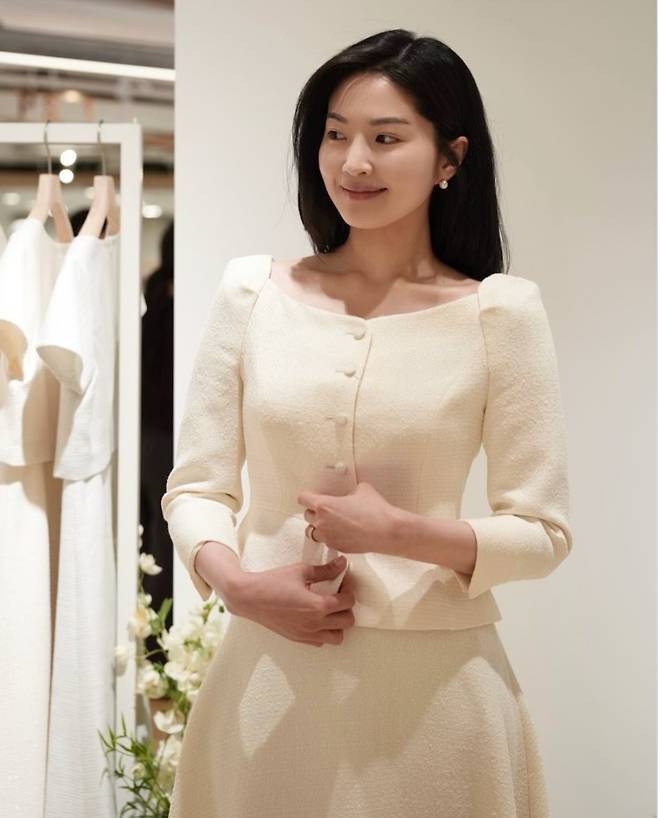 누구야 이 미모 가수보다 더 주목받은 아내 시선 압도한 드레스룩 대본은 내운명