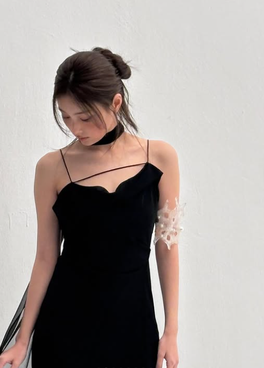 '163cm 무려 37kg..' 혜리가 팔목 부러질 것 같았다는 여배우, 블랙 드레스룩 | 패션룸