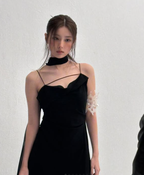 '163cm 무려 37kg..' 혜리가 팔목 부러질 것 같았다는 여배우, 블랙 드레스룩 | 패션룸