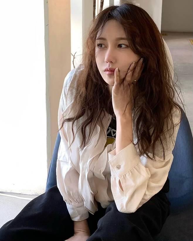 자기관리 끝판왕 여행에서 선보인 감각적 패션 화제된 여배우 일상룩 라이프업