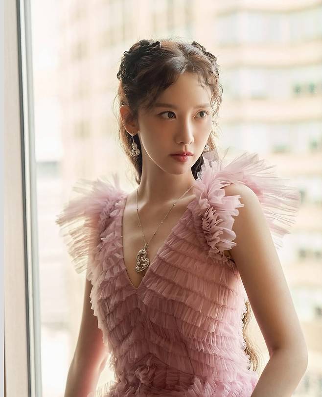 센터가 왜 센터인지 증명한 ‘레전드 비주얼 여가수 눈부신 드레스룩 대본은 내운명