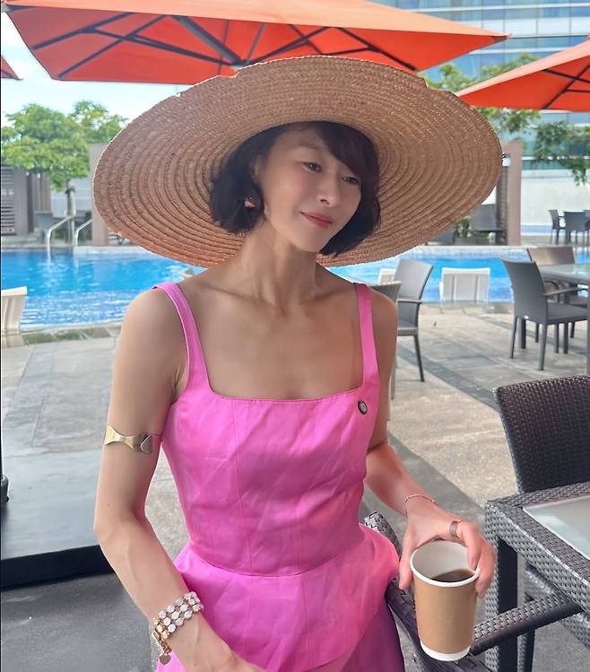 필리핀 홀린 45kg 자기관리 퀸 우아한 50대 여배우 동안 보디 뽐낸 딱붙핏 리조트룩 뷰티는 내운명