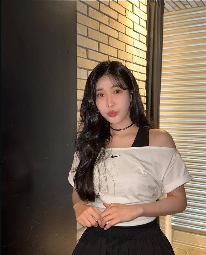 3년차 새댁 이렇게 예뻤어 40살에 미니스커트가 잘 어울리는 여가수 오프숄더룩 뷰티는 내운명