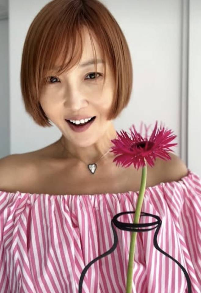 최은경 아들 해병대 보내고 과감하게 너무 내린 오프숄더 숏팬츠 썸머룩 뷰티는 내운명
